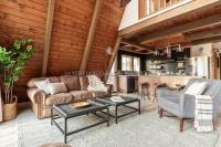 China Customized Color Steel Frame Modern Luxury Design Prefabricated Wooden Garden Chalet Tiny Modular Prefab Houses Villa for Shop for sale