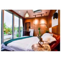 China Customized Color 40ft LOFT Family Style Mobile House with Prefabricated Steel Structure and Wooden Exterior Wall for sale