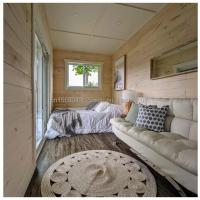 China Hotel Luxury Portable Flat Roof Container Prefab Studio Home House with 50/75/100mm Wave Sandwich Panel Wall and Affordable for sale