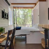 China Galvanized Steel Bending 40ft Portable Wooden Container House with 2 Bedrooms and 1 Living Room for sale