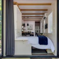 China Hotel 20ft-40ft Portable Wooden Container House Durable Sea Freight Container Renovation with Hotel Standard for sale