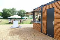 China 20ft Container Store Wood Grain Metal Frame Hotel Mobile House with Galvanized Steel Square Tubes and Flat Packaging for sale