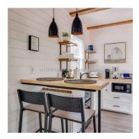 China Main Structure Galvanized Steel Square Tubes Wooden Container Family House European Union Australia 40ft 2 Bedroom 1 Hall for sale
