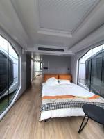 China Customized Color Soundproof Space Capsule Prefab Tiny House with Wall 50/75/100mm Wave Sandwich Panel for sale
