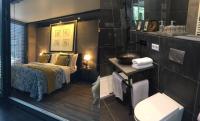 China Customized Color 20ft Shipping Container Bar Prefabricated House Drawer Type Push-Pull Expansion Container House Living Room for sale
