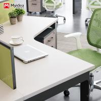 China 3-Person Modular Workstation with Thickened Steel Legs and Privacy Screens – Unique Shaped Design for Collaborative Team Spaces. for sale