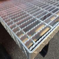 China Custom Walkway Hot Dipped Galvanized Steel Grating Bar Manufactured by Machine Welding for sale
