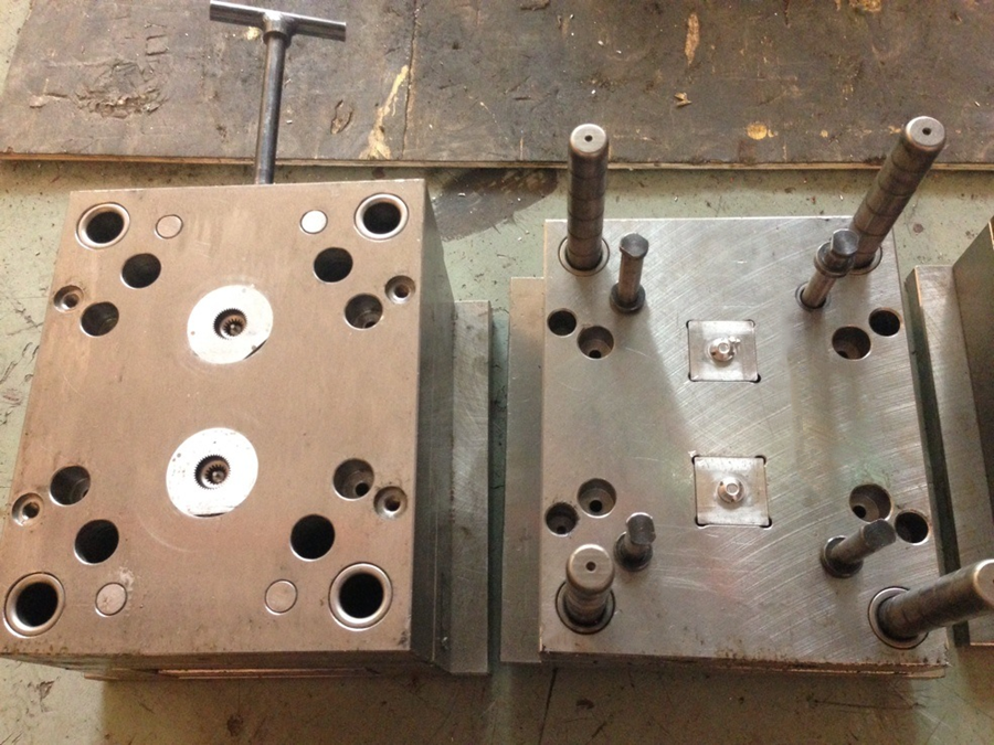 Plastic Bevel gear, Straing gear injection mould (auto lamps adjustment)