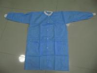 China Dustproof PP Colored Disposable Scrubs And Lab Coats With Hook Loop Closure for sale