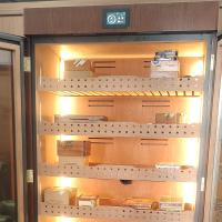 China Dual Door Solid Wood Frame Cabinet Cigar Cooler Humidifier With LED Lighting for sale