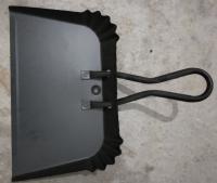 China Black Metal Dustpan 12