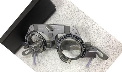 China Titanium Alloy Ophthalmic Trial Frame with 54-70mm PD Adjustment and 4 Lens Capacity - CE FDA Certified GD1102A for sale