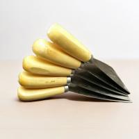China Professional Wooden Handle Putty Scraper Knife 0.7mm Blade Thickness for Smooth Application for sale