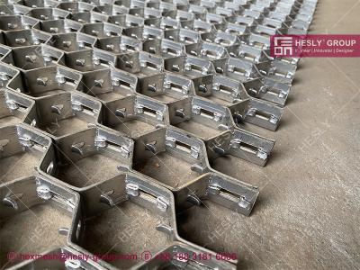 China AISI304 25x2.0mm Hexagonal Hole Stainless Steel Hexmesh for Refractory Lining for sale