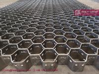 China 310S Hex Mesh Refractory Armouring 2 inch Depth 2 inch Hexagonal Hole Offset Clench Bonding for sale