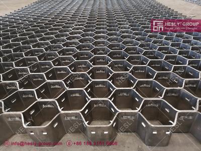 China 310S Hex Mesh Refractory Armouring 2 inch Depth 2 inch Hexagonal Hole Offset Clench Bonding for sale