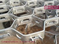 China AISI410S Refractory Hexagonal Mesh 14ga 2in Hole for Duct Lining HESLY for sale
