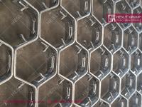 China 1.4401 Stainless Steel Hexmesh 14ga 1in Hexagonal Mesh 2in Hex Hole Refractory Anchoring for sale