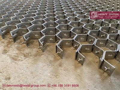 China Refractory Hexmesh 580x1000mm 304H Stainless Steel Hex Metal Mesh for Catcher Pipe Lining for sale