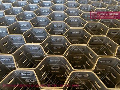 China Refractory Hex Metal Mesh 25mm Thickness 14ga Strips AISI321 for Cat Crackers Linings for sale