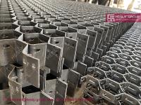 China HESLY Stainless Steel 304H Hexmesh Floor Armor 1in Thickness 2in Hexagonal Hole for sale