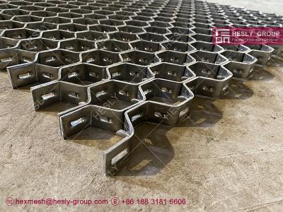 China SS410S Hex Mesh 25mm Deep 14ga Thickness 2in Hexagonal 1x1m Sheet Refractory Anchoring for sale