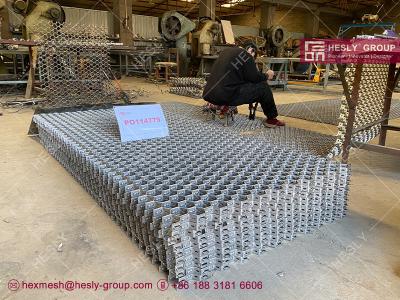 China AISI 410S Hex Mesh with 8mm Round Holes 20mm Height 2mm Thick 500x500mm Refractory Lining for sale