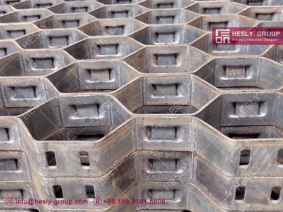 China Carbon Steel Hexmesh 1.5mm Strip 19mm Depth 45mm Hole 960x1000mm Refractory Hex Steel Mesh for sale