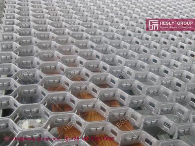 China HESLY Hexagonal Mesh with Bonding Hole 19mm Height 2mm Thick 3x10ft Refractory Linings for sale