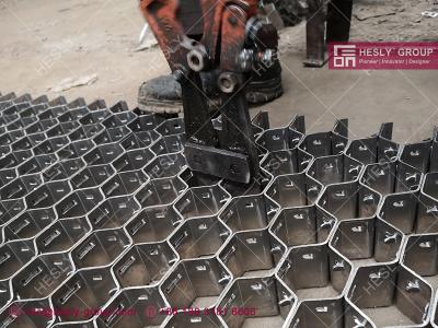 China 304H Stainless Steel Hexmesh with Bonding Holes 1in Depth 16 Gauge Refractory Anchoring for sale