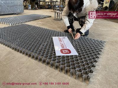 China AISI309s Hexagonal Mesh 2.0mm Strip Thickness 25mm Height 46mm Hole for Furnace Refractory for sale