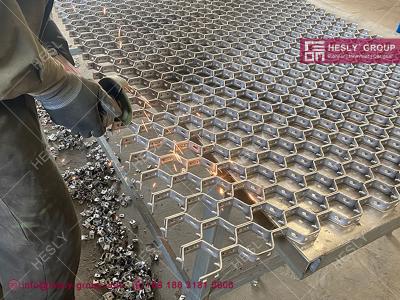 China Stainless Steel 321 Hexmetal Mesh for Refractory Lining 960x1000mm Standard Size for sale