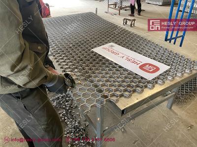 China Stainless Steel 304 Offset Lances Hex Mesh 14Ga x 2in Deep 2in Hex Hole 36x120ft for sale