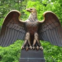China Folk Art Style Cast Iron Royal Eagle Statues Large Outdoor Patio Lawn Garden Ornaments for sale
