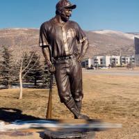 China Custom High Quality Art Hand Casting Life Size Bronze Baseball Winner Sculpture Oscar Charleston statue for sale