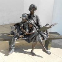 China Bronze Woman With Children Kids Statue for Garden Park Decoration Casting Technical for sale
