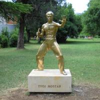 China Selling classic square Bruce Lee bronze sculpture For  Outdoor Garden Decoration for sale