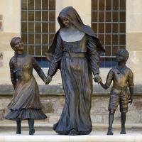 China Large Standing Mother Mary Statue for Outdoor Decor in Life Size Bronze Sculpture for sale