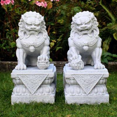 China Large Natural White Marble Stone Lion Sculpture Western Style Custom Garden Decorative for sale