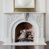 China Decorative Indoor Freestanding Fireplace Mantel Hand Carved European Style Simple White Marble Fireplace For Sale for sale