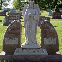 China Customized American Style Black Granite Courtyard Grave Monument with Marble Sculpture for sale