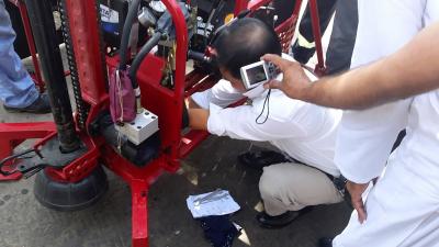 China Teaching the workers how to adjust hydraulic system for sale