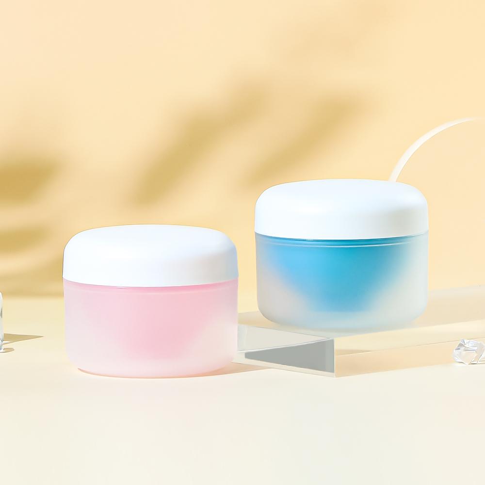Round PP wide-mouth cream jars in frosted pink, blue and white with matte lids.