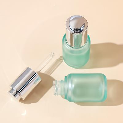 China Thick-Walled Leak-Proof Plastic Cosmetic Bottle with Customizable Colors for Essence and Skincare Packaging for sale