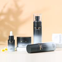 China Refillable PET Cosmetic Bottle with Luxury Gradient Finish Customizable for Serums & Lotions in Recyclable Material for sale