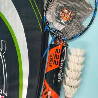 China Pu Grip Badminton Racket Set Carbon Fibre Badminton Racquets With 6pcs Shuttlecork for sale