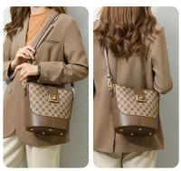 China Zipper Women Shoulder Handbag Large Capacity Bucket Crossbody Shoulder Handbag for sale