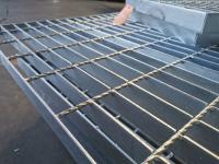 China 32x3mm Galvanized Steel Grating Plate Swage Locked For Driveway Walkway for sale