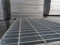 China 32x3mm Galvanized Steel Grating Plate Swage Locked For Driveway Walkway for sale