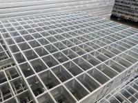 China Flat Type 76mm Galvanised Steel Grid Heat Dissipation Stair Grating NAAMM Standard for sale